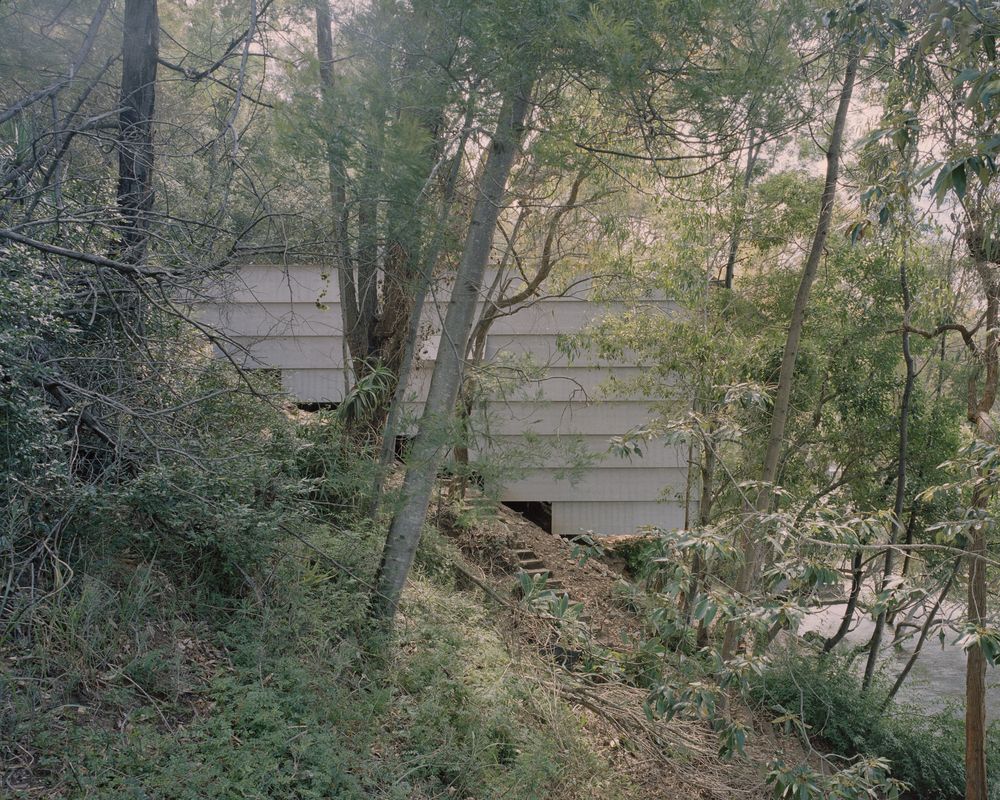 An all-timber shack on a creek edge | ArchitectureAu