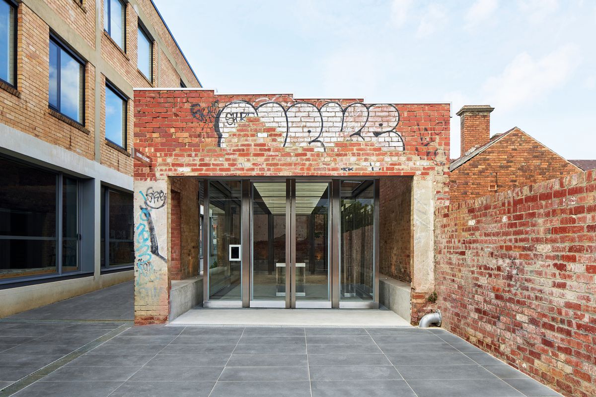 Laboratory in a ruin: Grown Alchemist | ArchitectureAu