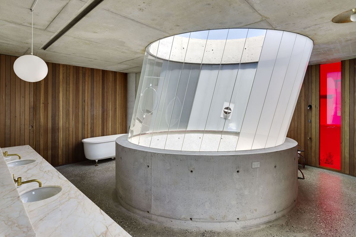 An ‘oyster’ on a cliff: Light House | ArchitectureAu