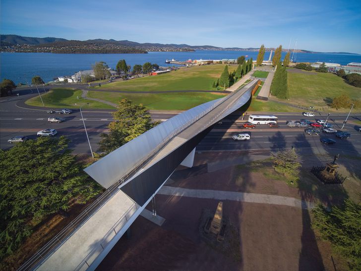 Differing perspectives: Bridge of Remembrance | ArchitectureAu
