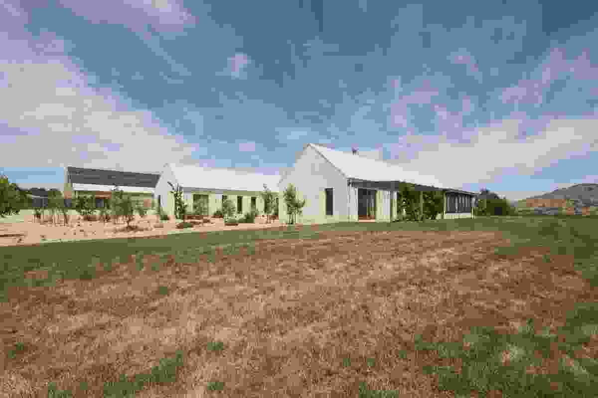 Howes Creek Off-grid Homestead by Kirby Architects | ArchitectureAu