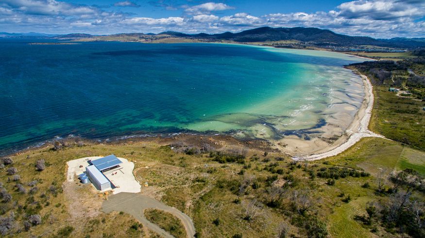 ‘Floating on water’: Dunalley House | ArchitectureAu
