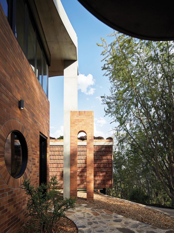 A building that plays with time: Tjuringa House | ArchitectureAu