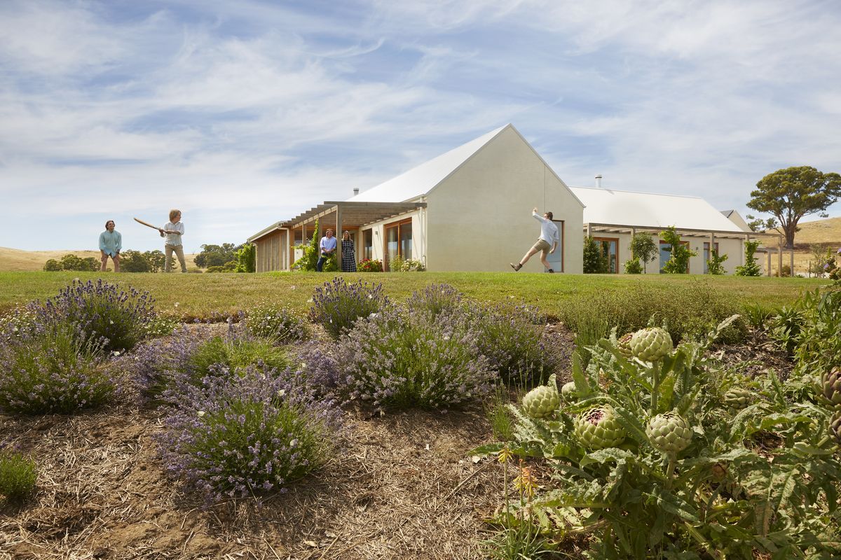 Howes Creek Off-grid Homestead by Kirby Architects | ArchitectureAu
