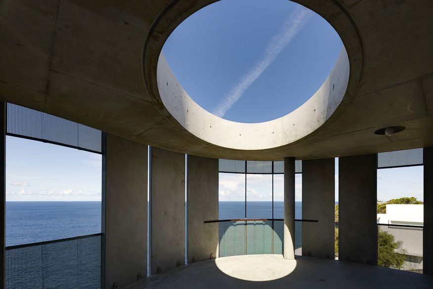 An ‘oyster’ on a cliff: Light House | ArchitectureAu