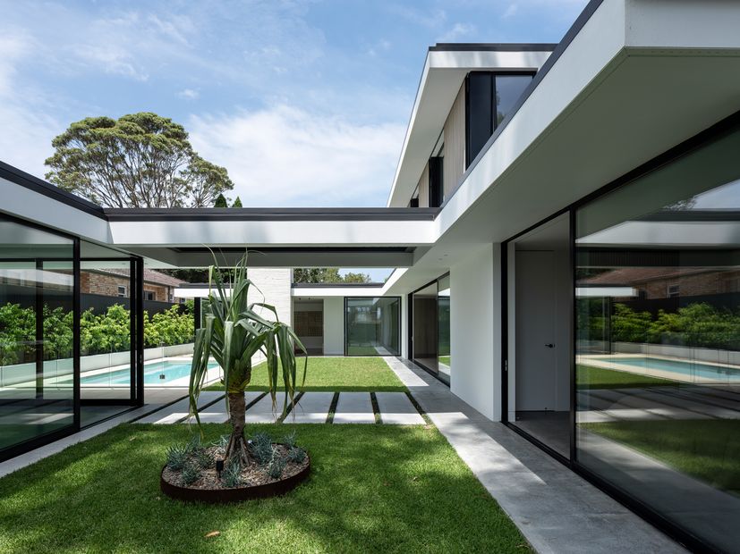 Warm and minimal: Riverview Courtyard House | ArchitectureAu