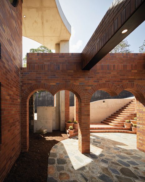 A building that plays with time: Tjuringa House | ArchitectureAu