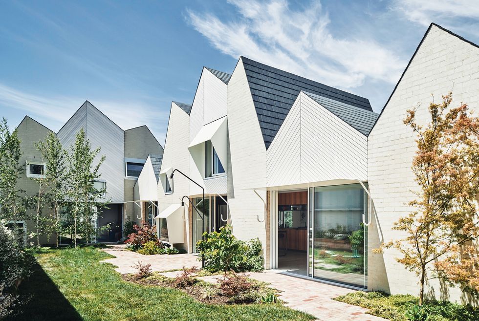 Cacophony of roofs: Rae Rae House | ArchitectureAu