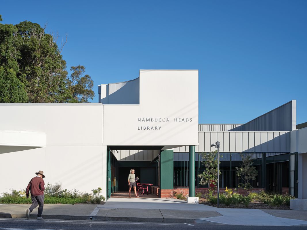 Nambucca Heads Library Extension by Vokes and Peters with Zuzana and ...